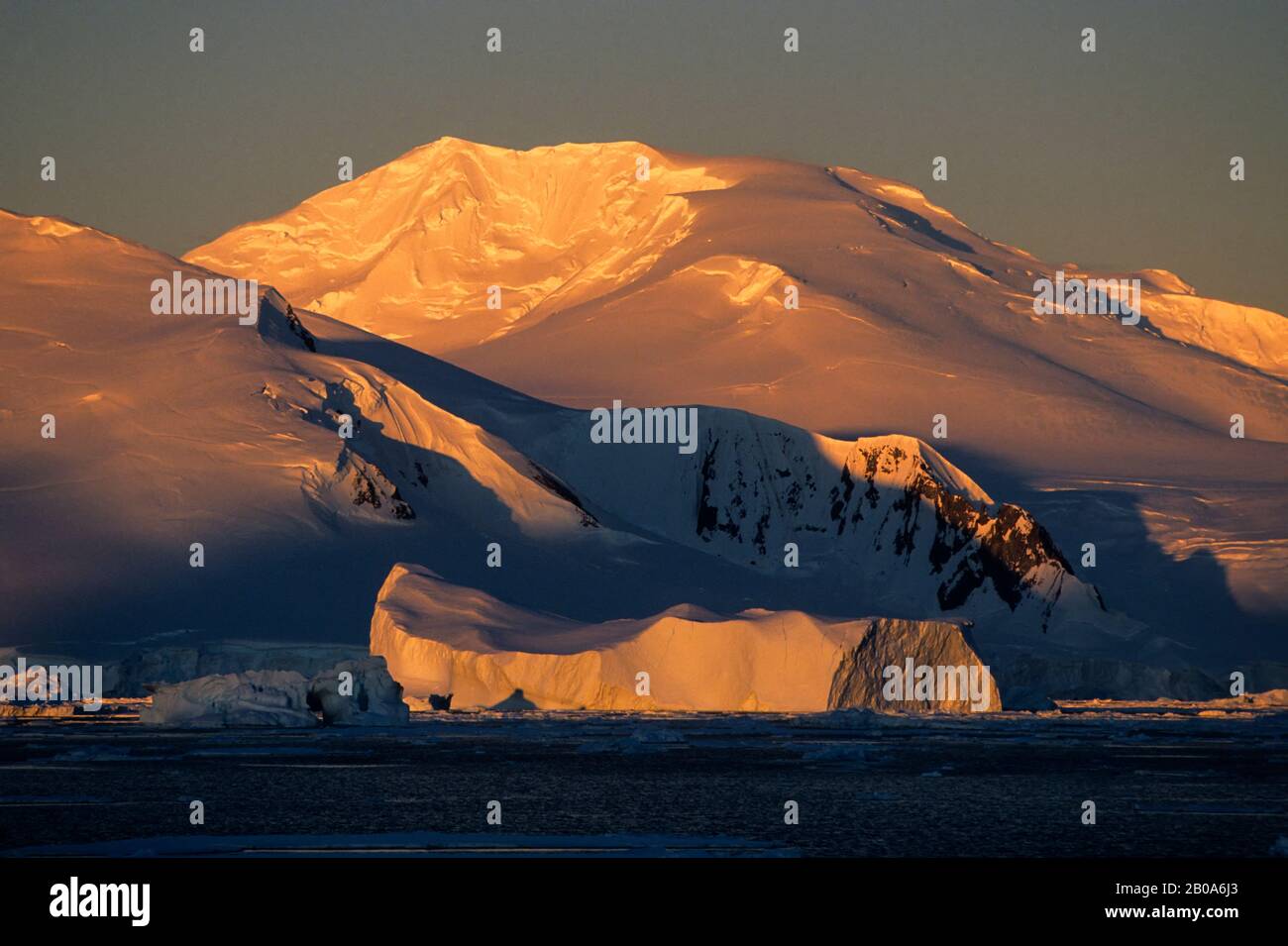 Pack ice in midnight sunshine hi-res stock photography and images - Alamy