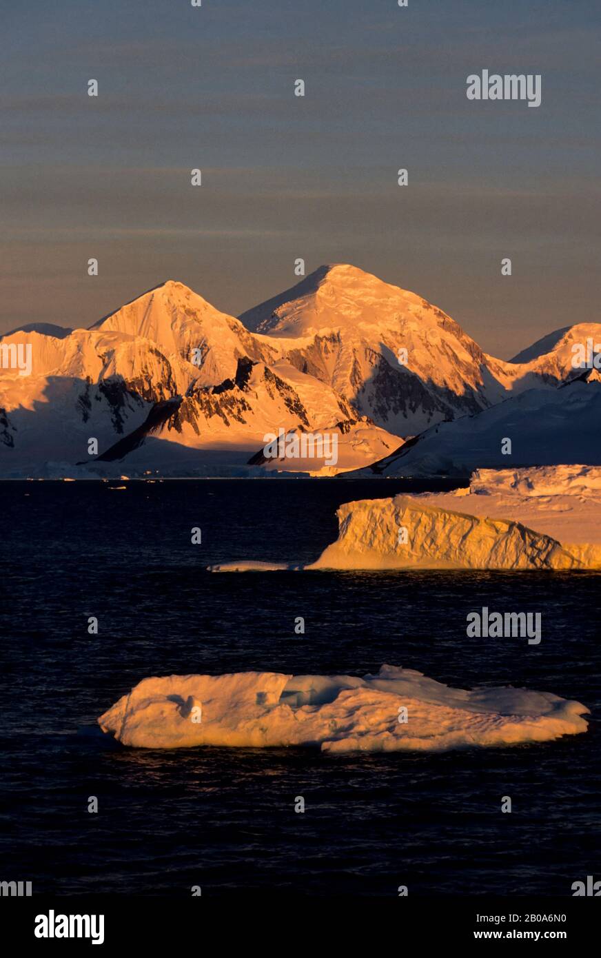 ANTARCTIC PENINSULA AREA, MIDNIGHT SUNLIGHT Stock Photo - Alamy