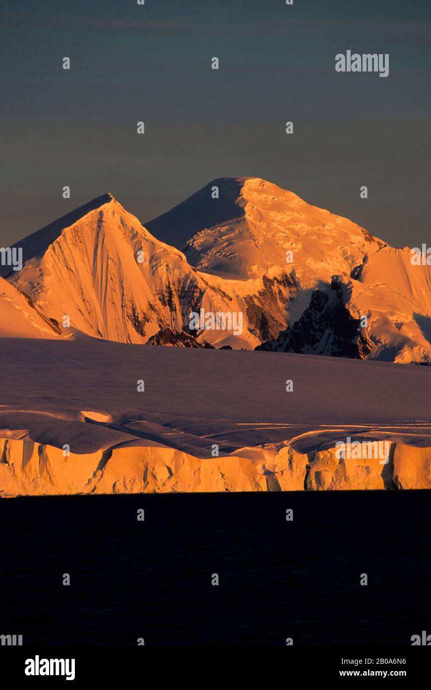 ANTARCTIC PENINSULA AREA, MIDNIGHT SUNLIGHT Stock Photo - Alamy