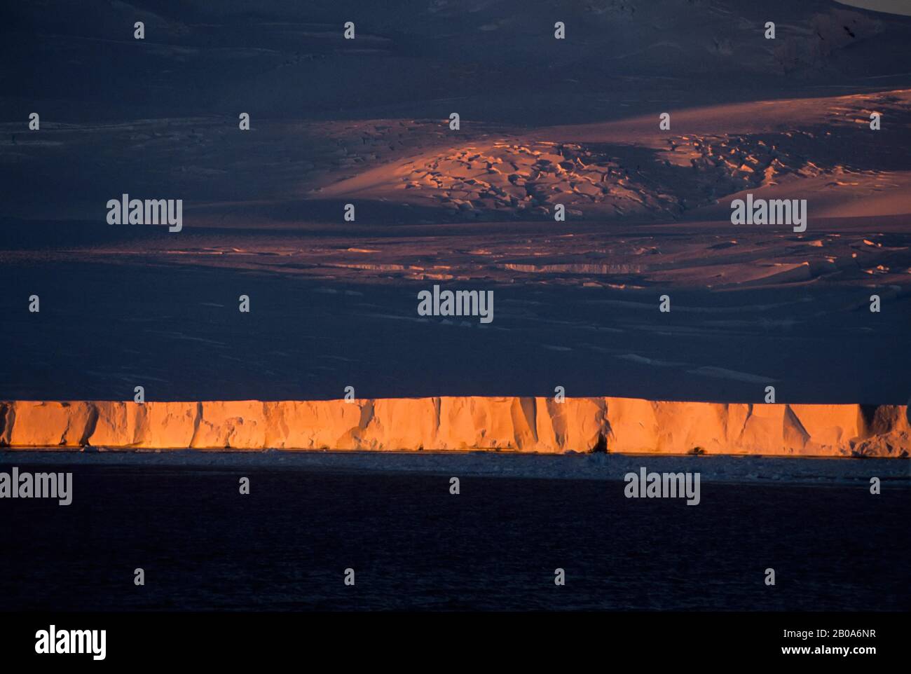 ANTARCTIC PENINSULA AREA, MIDNIGHT SUNLIGHT ON GLACIER Stock Photo - Alamy