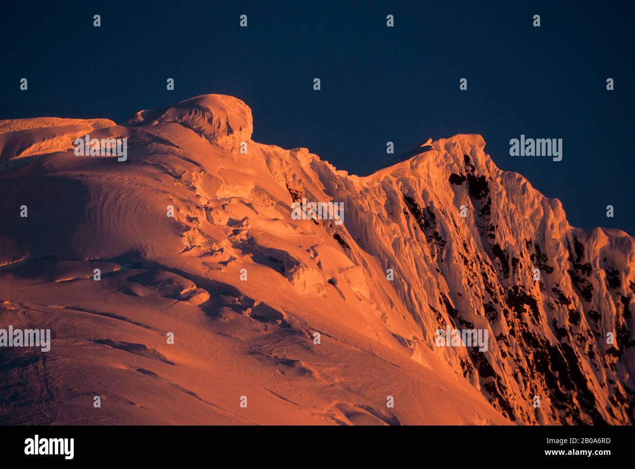 ANTARCTIC PENINSULA AREA, MIDNIGHT SUNLIGHT ON MOUNTAIN Stock Photo - Alamy