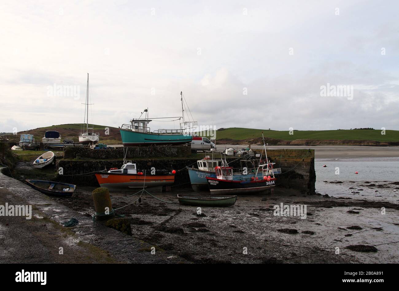 Fishing boats village ireland hi-res stock photography and images - Alamy