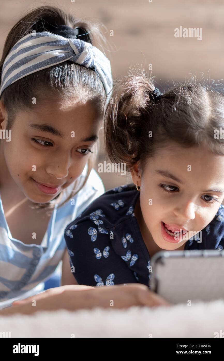 Dark skinned girl girl hi-res stock photography and images - Alamy