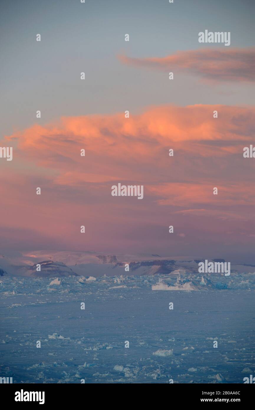 Pressure ridge in sea ice hi-res stock photography and images - Alamy