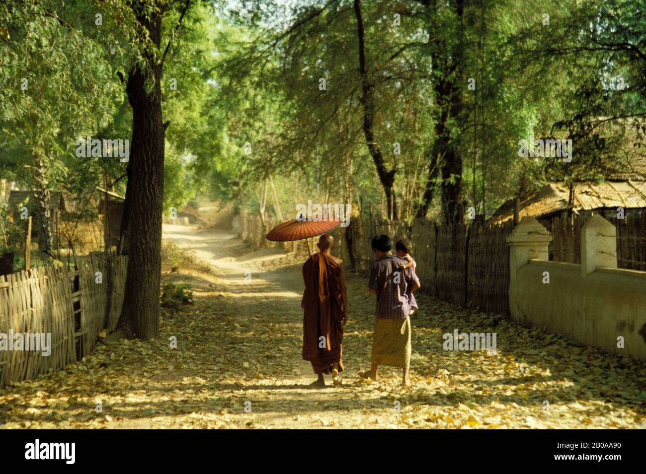 BURMA, PAGAN, VILLAGE OF MYINGABA, LOCAL VILLAGERS Stock Photo - Alamy