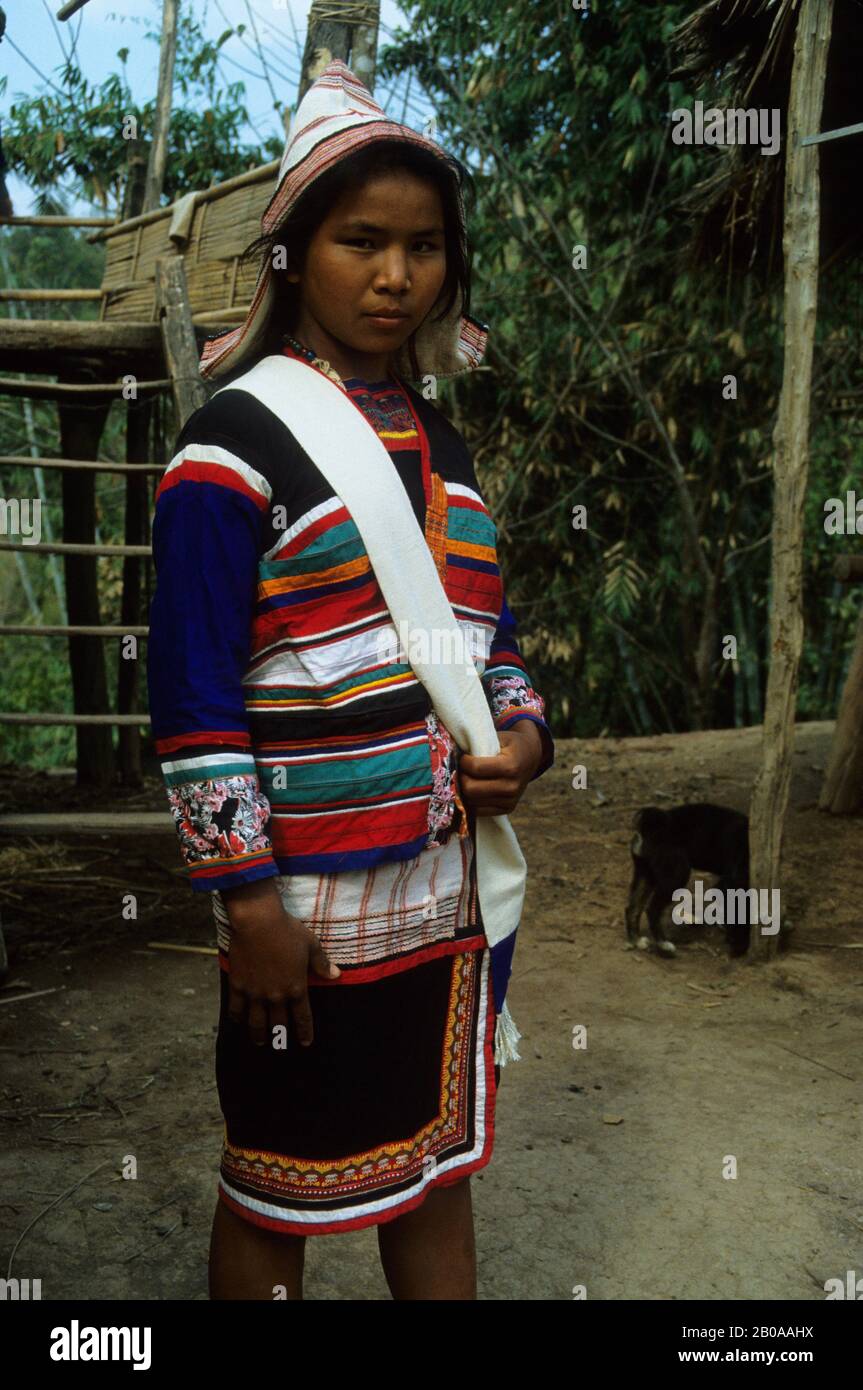 Yunnan traditional dress hi-res stock photography and images - Alamy