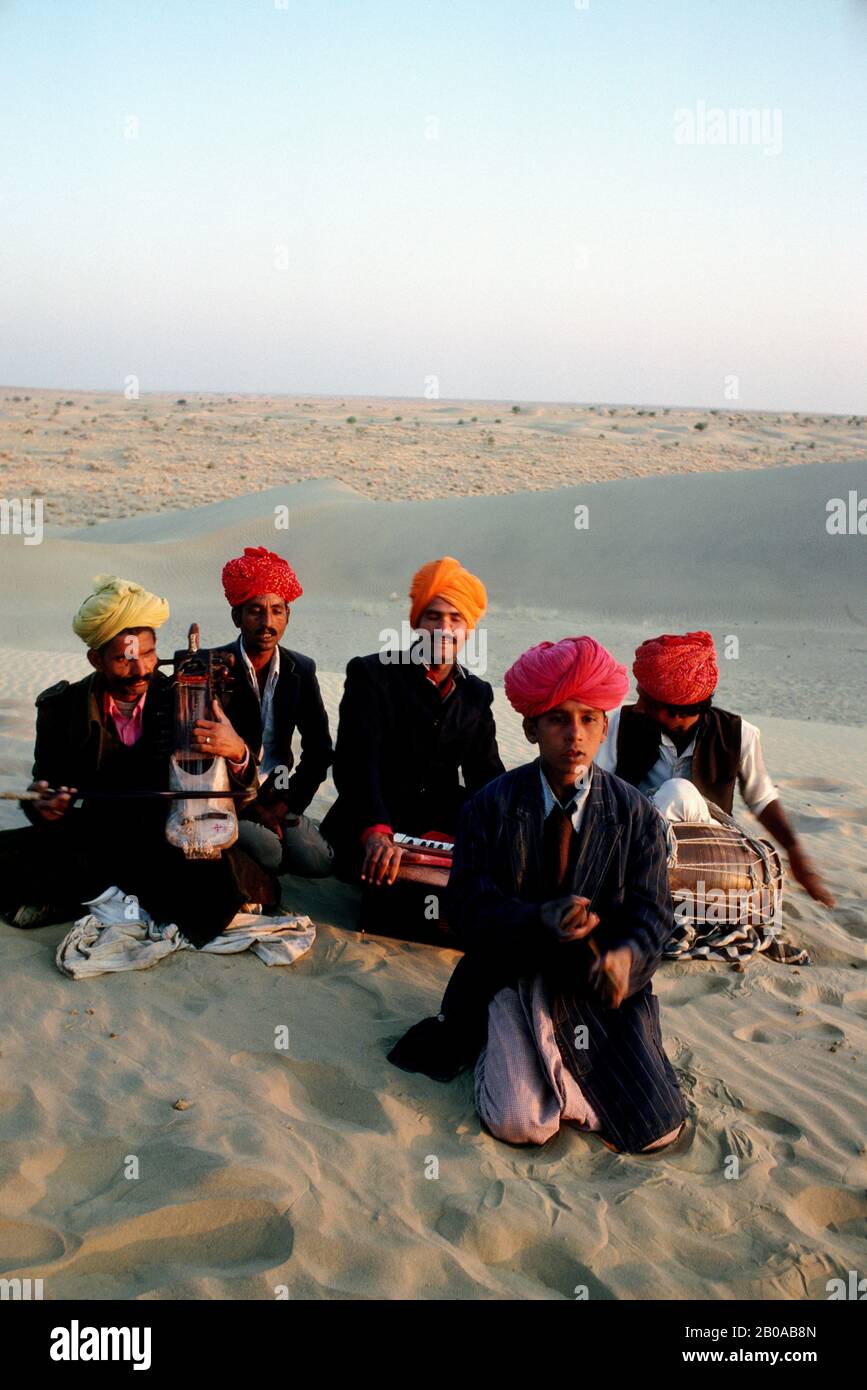 INDIA, RAJASTHAN, GREAT INDIAN (THAR) DESERT, NEAR JAISALMER, SAND ...