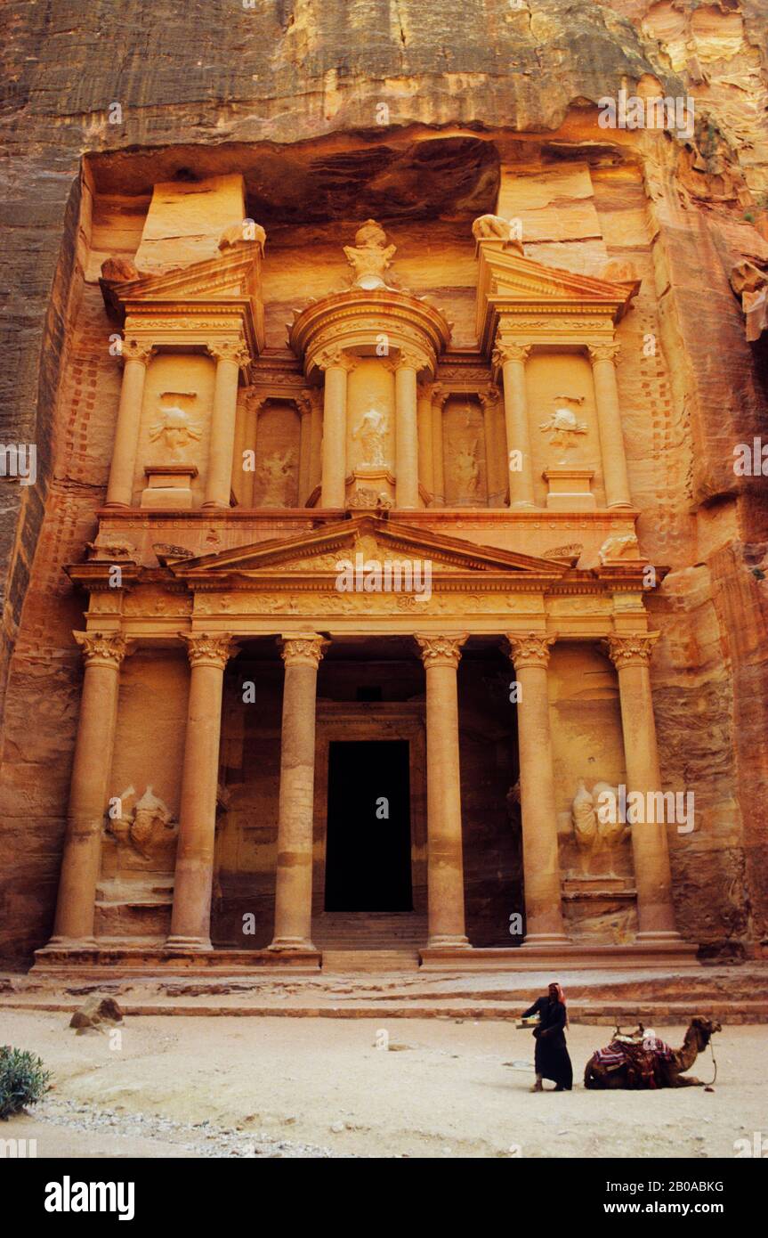 JORDAN, PETRA, ANCIENT TRADE ROUTE CITY, TREASURY BLDG., CARVED INTO ...
