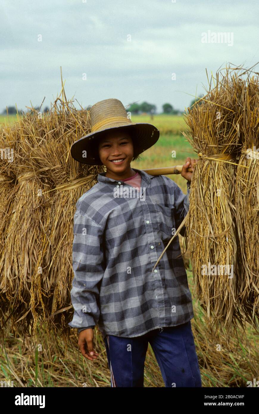 THAILAND, CENTRAL PLAINS, NEAR SUKOTHAI, PORTRAIT OF THAI FARM WOMAN ...