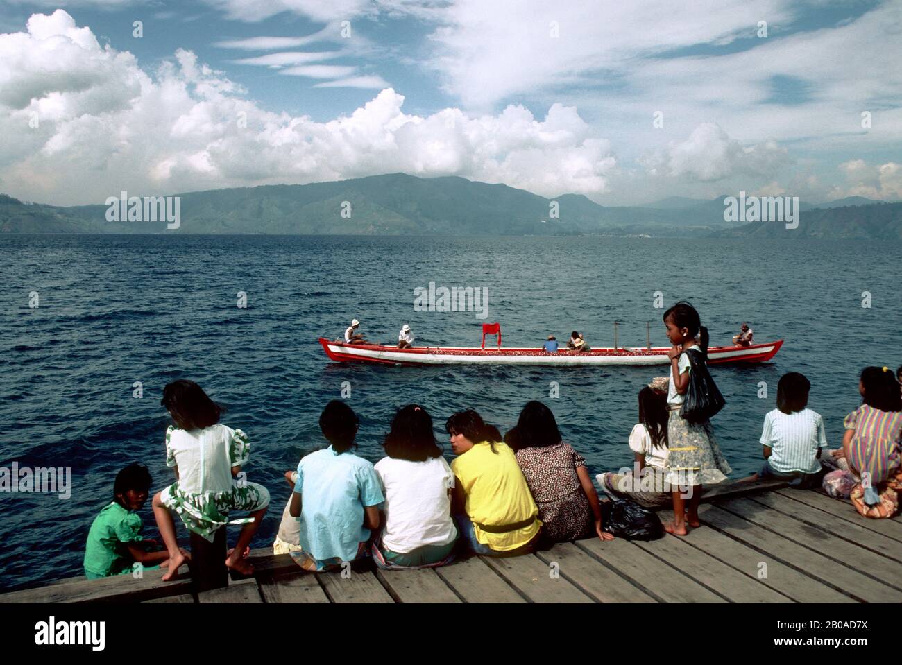INDONESIA, SUMATRA, LAKE TOBA, SAMOSIR ISLAND, CHILDREN ON JETTY WITH ...