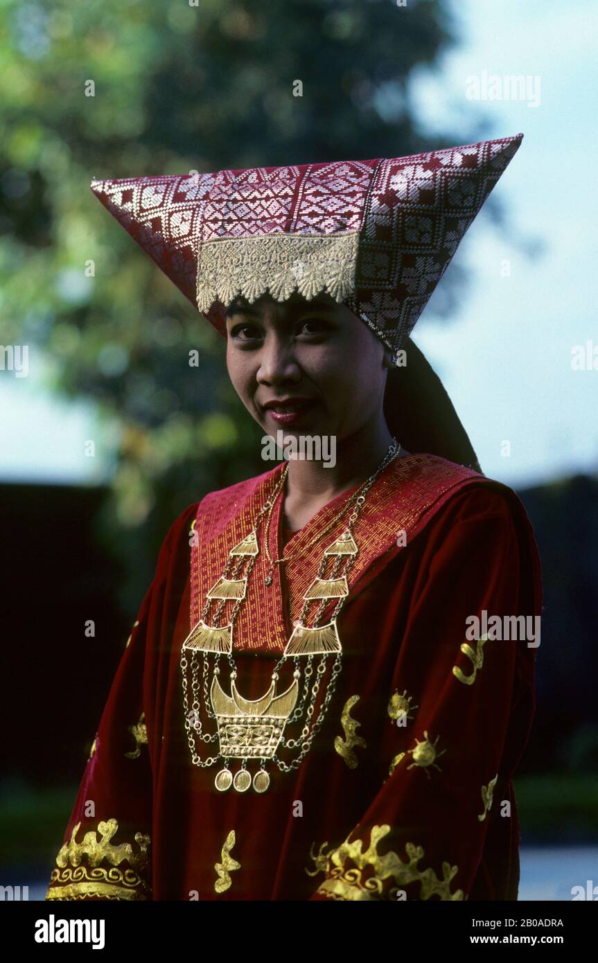 INDONESIA, SUMATRA, BUKITTINGGI, YOUNG WOMAN IN TRADITIONAL MINANGKABAU ...