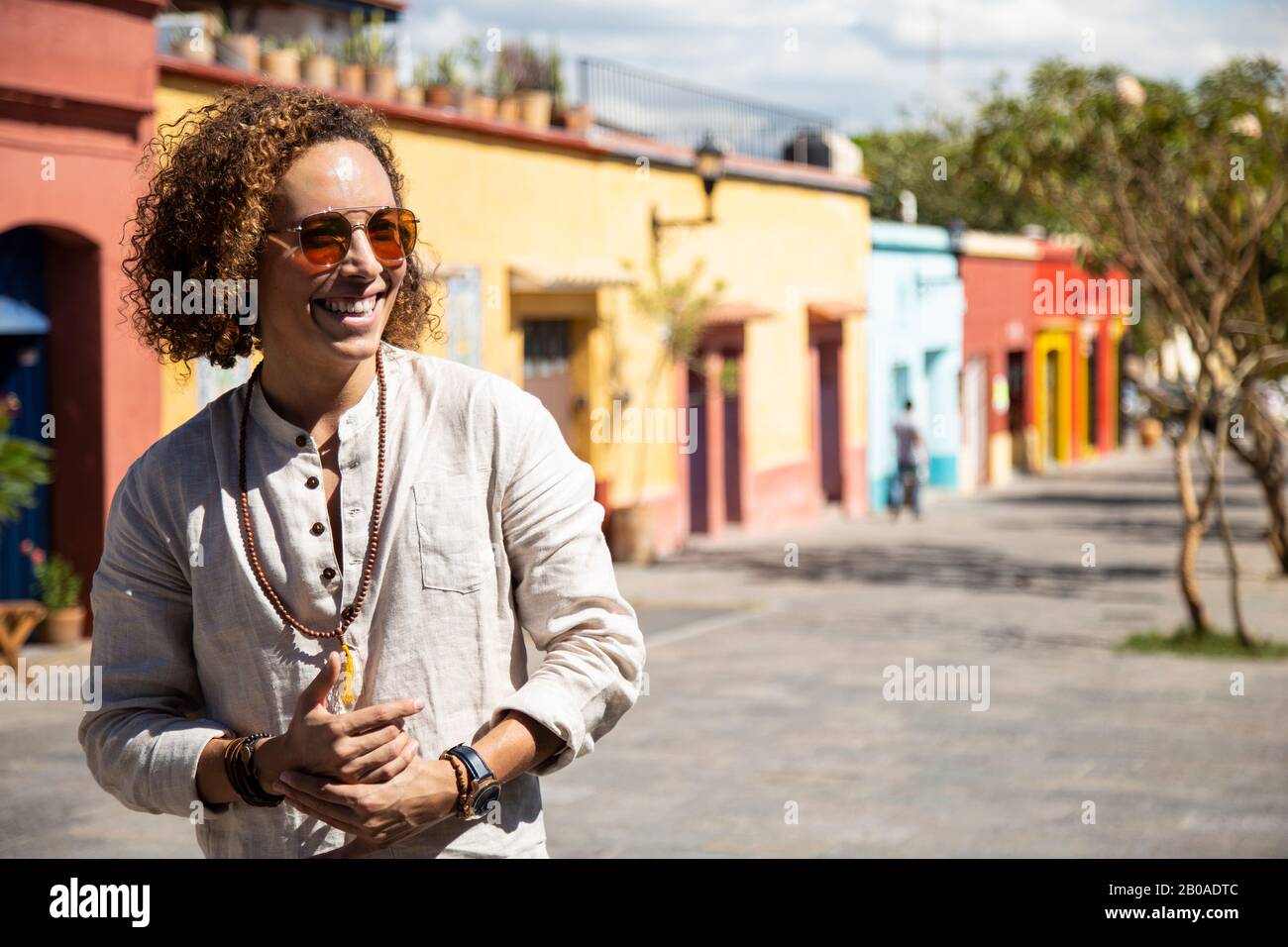 Smiling mexican man hi-res stock photography and images - Alamy