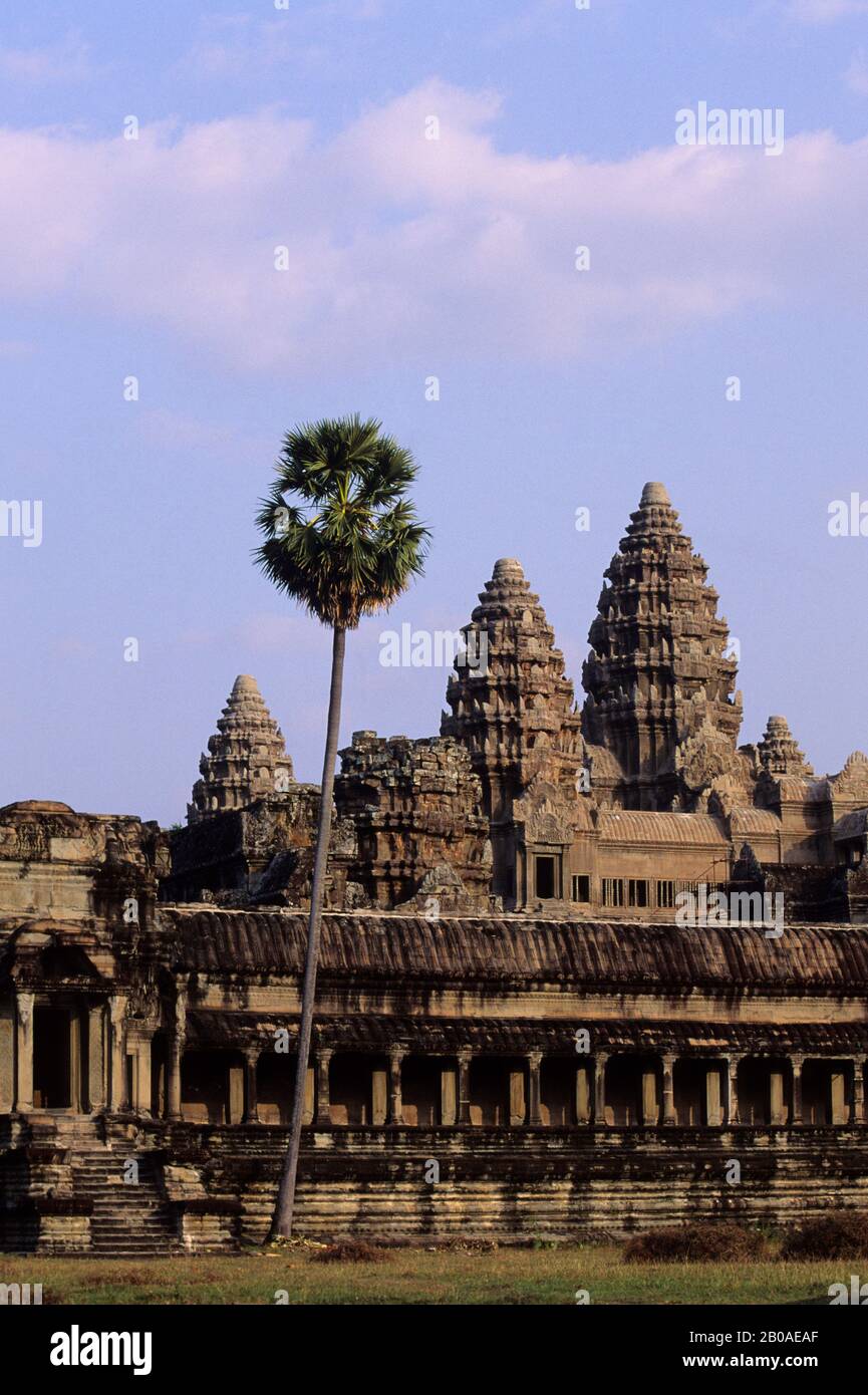 CAMBODIA, ANGKOR, ANGKOR WAT, VIEW OF CENTRAL STRUCTURE Stock Photo - Alamy