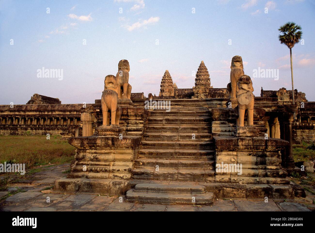 CAMBODIA, ANGKOR, ANGKOR WAT, CENTRAL STRUCTURE, STEPS TO CRUCIFORM ...