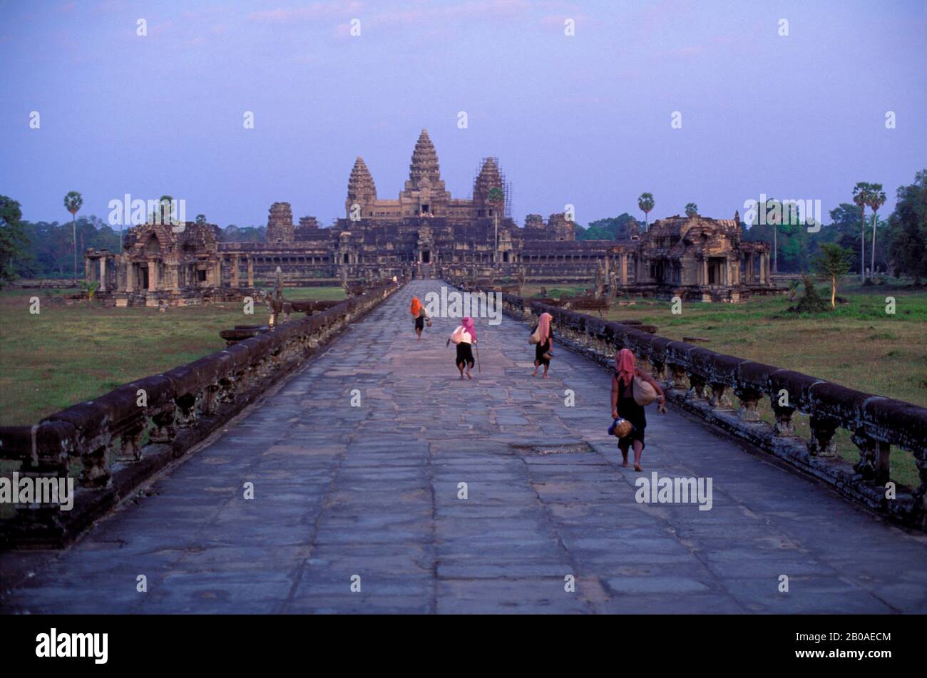 CAMBODIA, ANGKOR, ANGKOR WAT, VIEW OF LIBRARIES AND CENTRAL STRUCTURE ...
