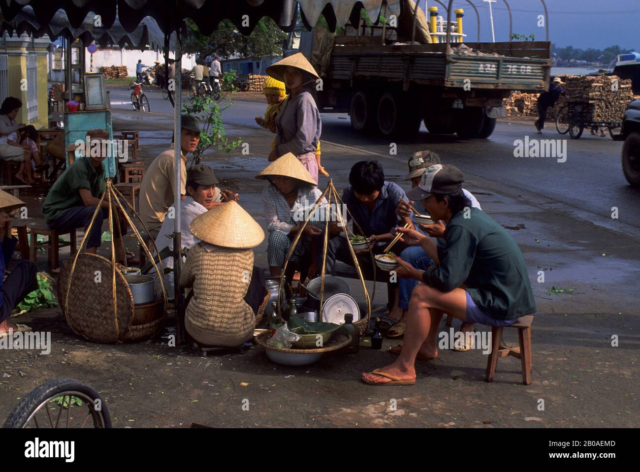 VIETNAM, DA NANG, STREET SCENE, SMALL OUTDOOR STREET KITCHEN Stock ...