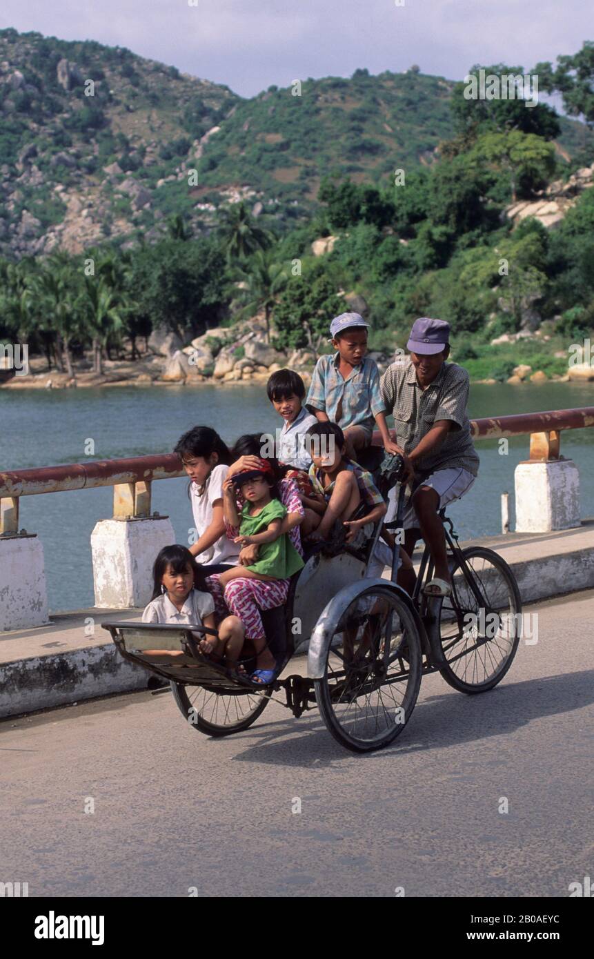 VIETNAM, SO.CENTRAL COAST, NHA TRANG, CHILDREN IN CYCLO ON XOM BONG ...