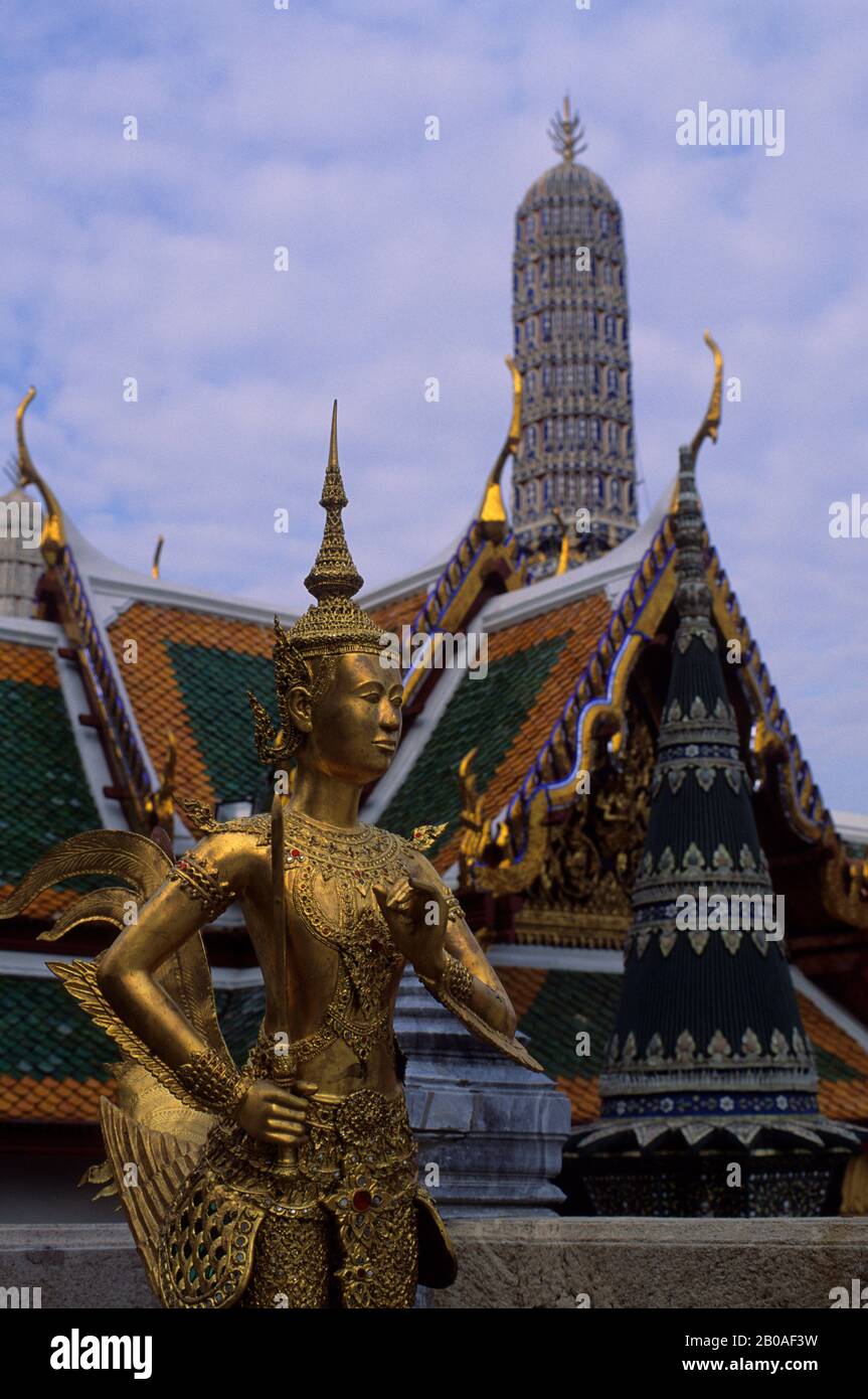 THAILAND, BANGKOK, GRAND PALACE, GOLD STATUE Stock Photo - Alamy