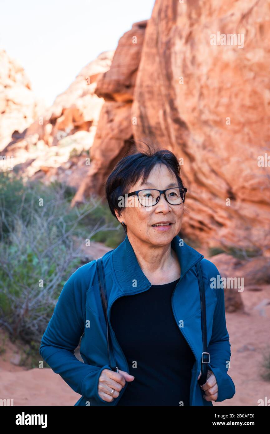 Hiking in the desert hi-res stock photography and images - Alamy