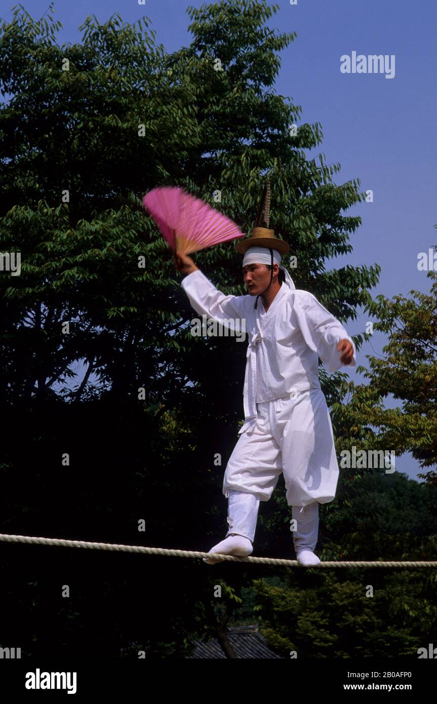 Rope acrobatics hi-res stock photography and images - Alamy