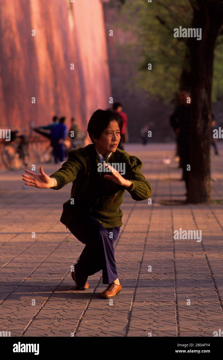 CHINA, BEIJING, PEOPLE DOING TAI CHI AT WALL OF FORBIDDEN CITY Stock ...