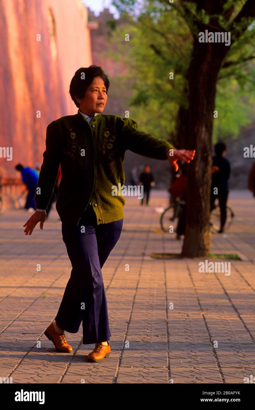 CHINA, BEIJING, PEOPLE DOING TAI CHI AT WALL OF FORBIDDEN CITY Stock ...