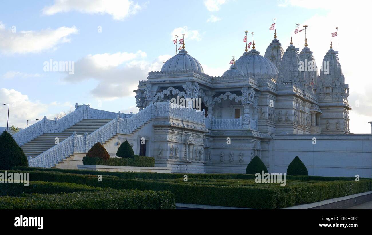 amazing Neasden Temple called BAPS Shri Swaminarayan Mandir in London ...