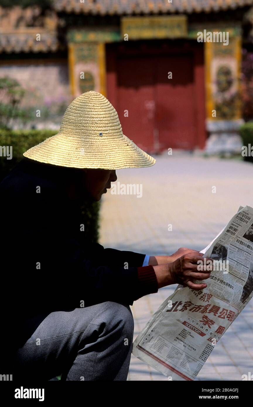 China People Reading Newspapers High Resolution Stock Photography and ...