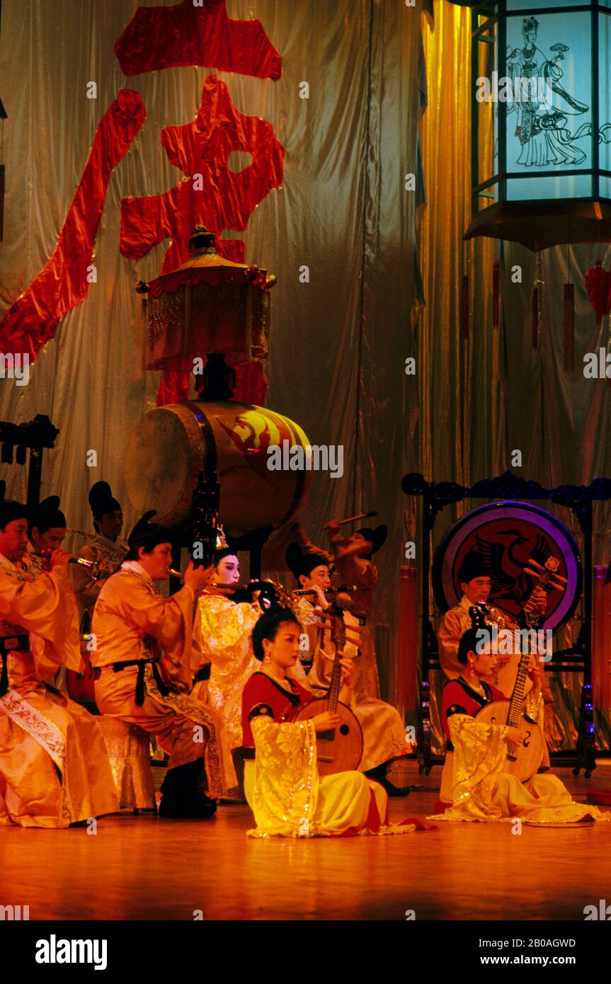 Chinese dance performance hi-res stock photography and images - Alamy