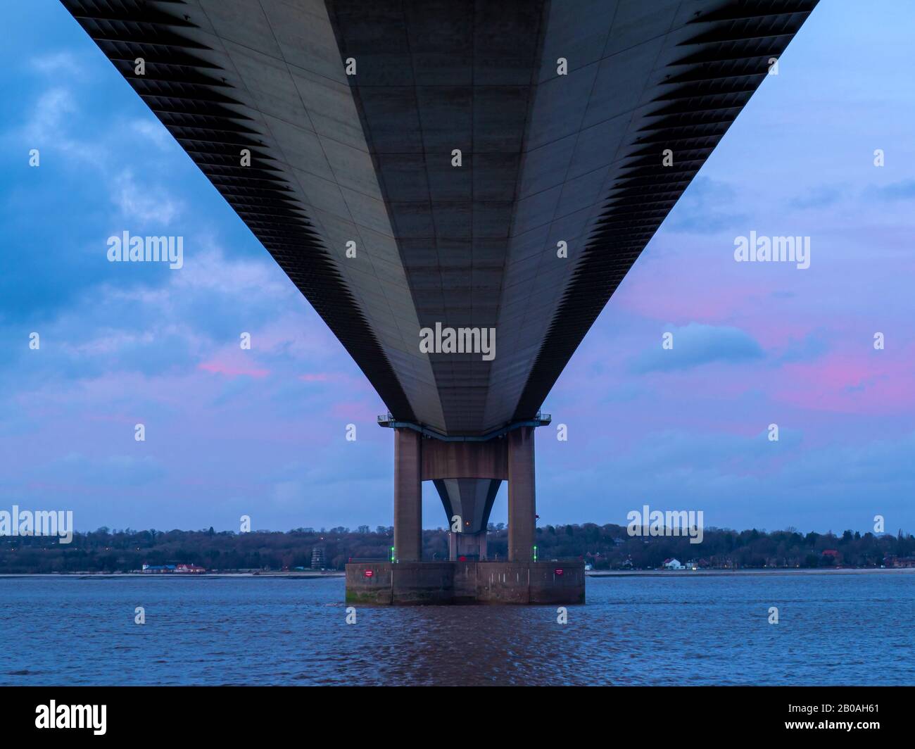 North tower humber bridge hi-res stock photography and images - Alamy