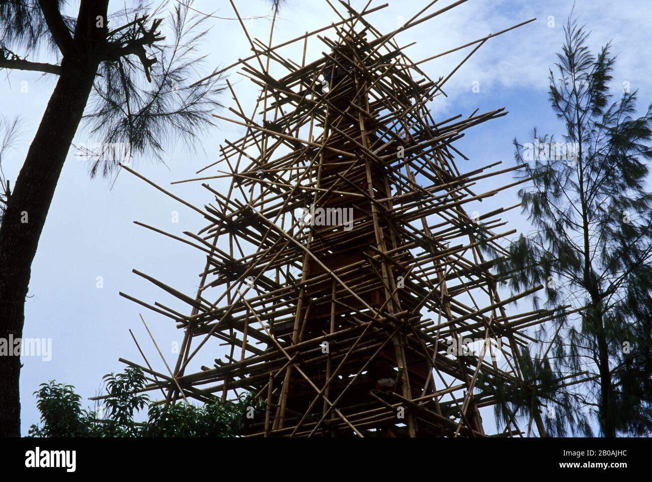 INDONESIA, BALI, KINTAMANI TEMPLE, CONSTRUCTION, BAMBOO SCAFFOLDING ...