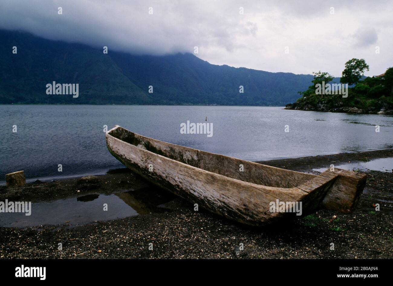 Lake and canoe hi-res stock photography and images - Alamy