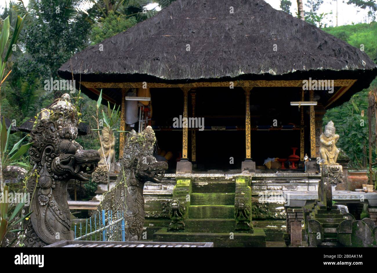 INDONESIA, BALI, HOLY SPRING TEMPLE, TIRTHA EMPUL, GUARDIAN STATUES ...
