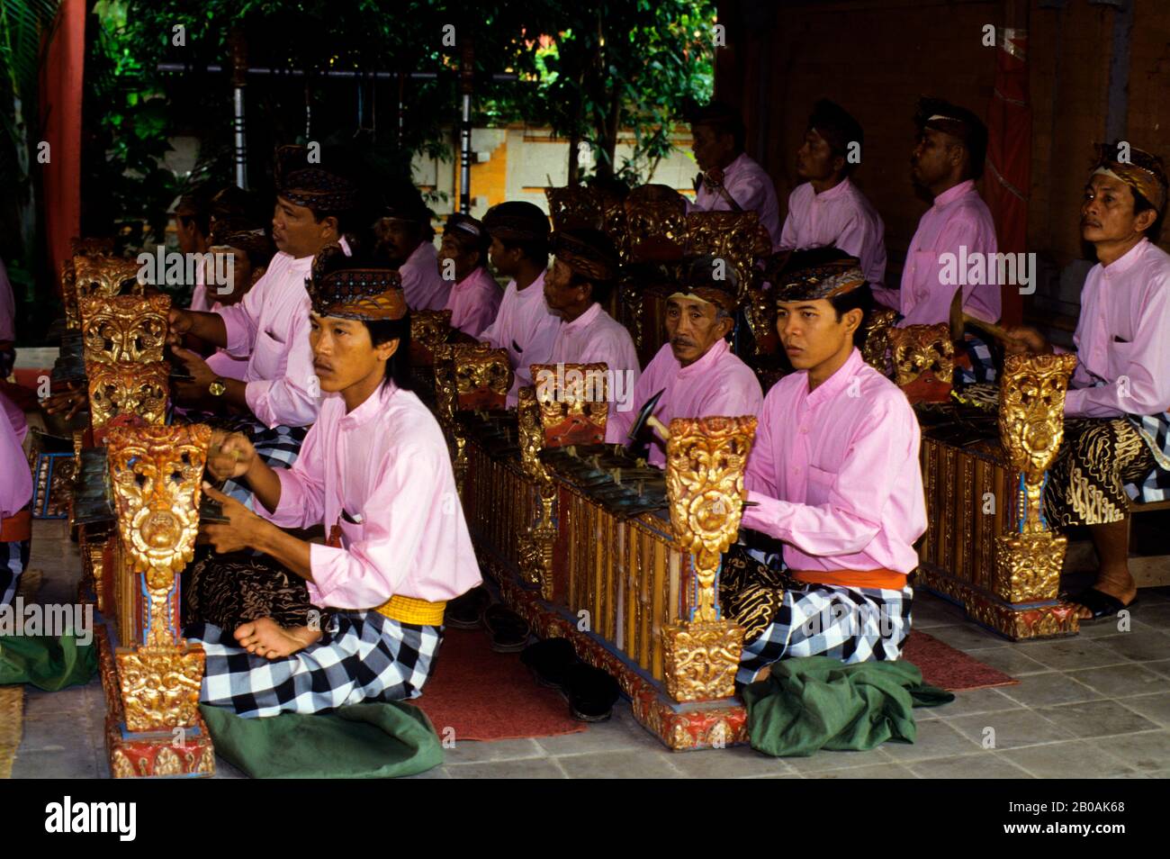 INDONESIA, BALI, GAMELAN ORCHESTRA, GENDER INSTRUMENTS Stock Photo - Alamy