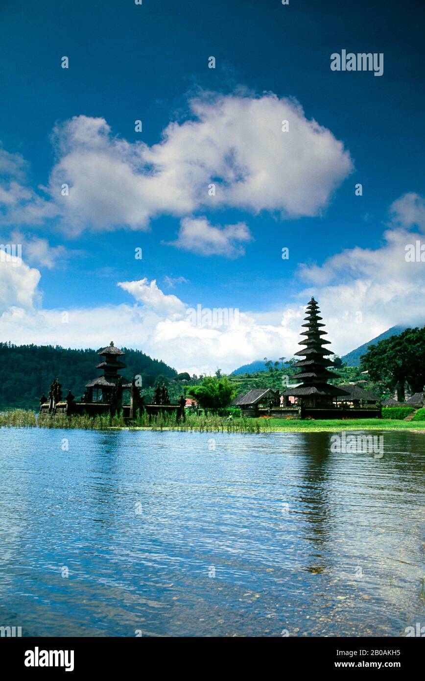 INDONESIA, BALI, LAKE BRATAN, TEMPLE OF ULU DANU Stock Photo - Alamy