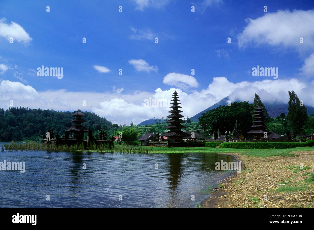 INDONESIA, BALI, LAKE BRATAN, TEMPLE OF ULU DANU Stock Photo - Alamy