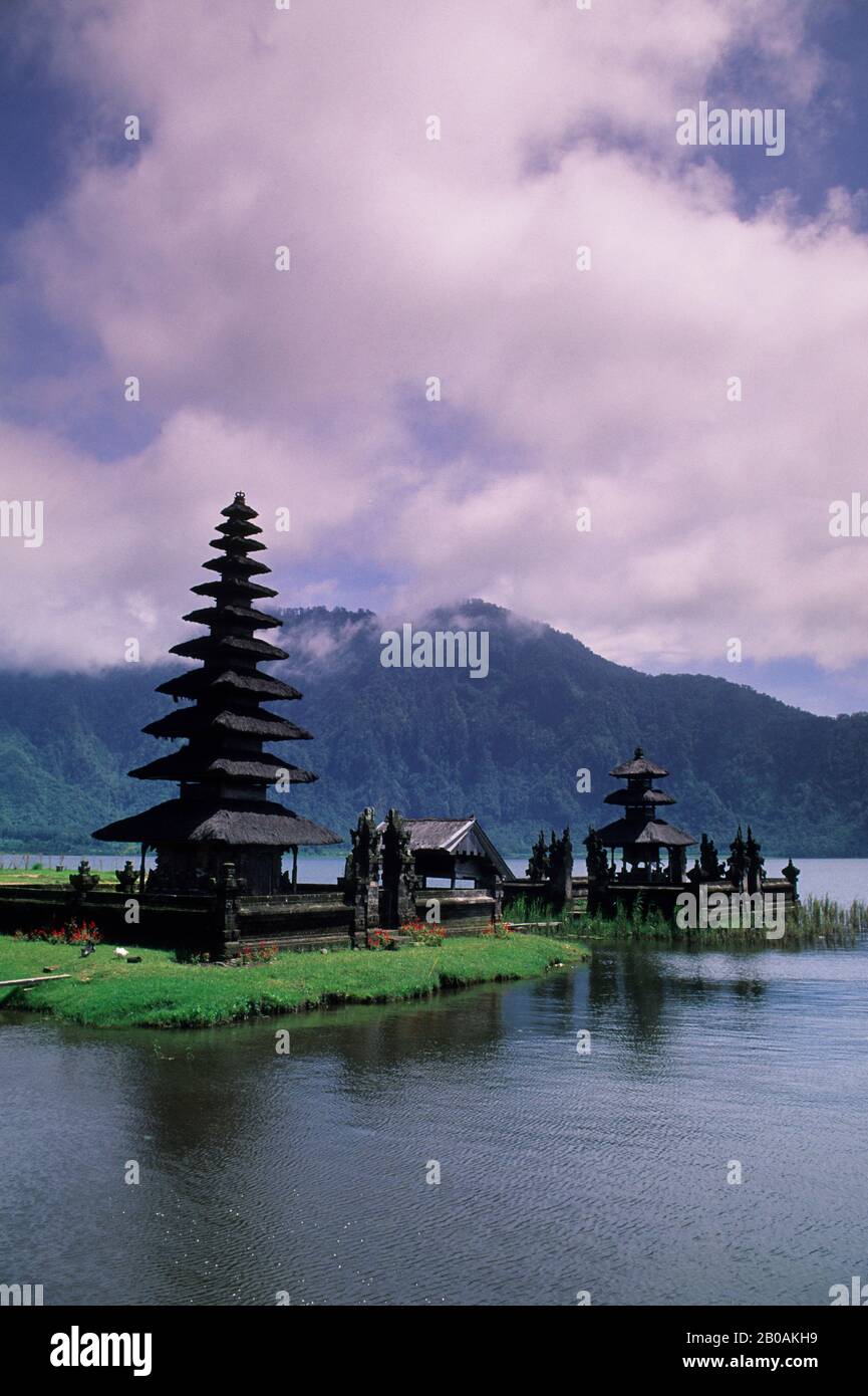 INDONESIA, BALI, LAKE BRATAN, TEMPLE OF ULU DANU ASIA Stock Photo - Alamy