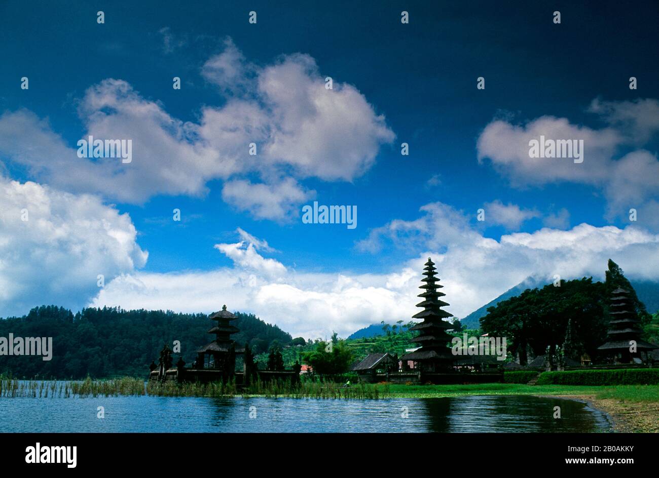 INDONESIA, BALI, LAKE BRATAN, TEMPLE OF ULU DANU Stock Photo - Alamy