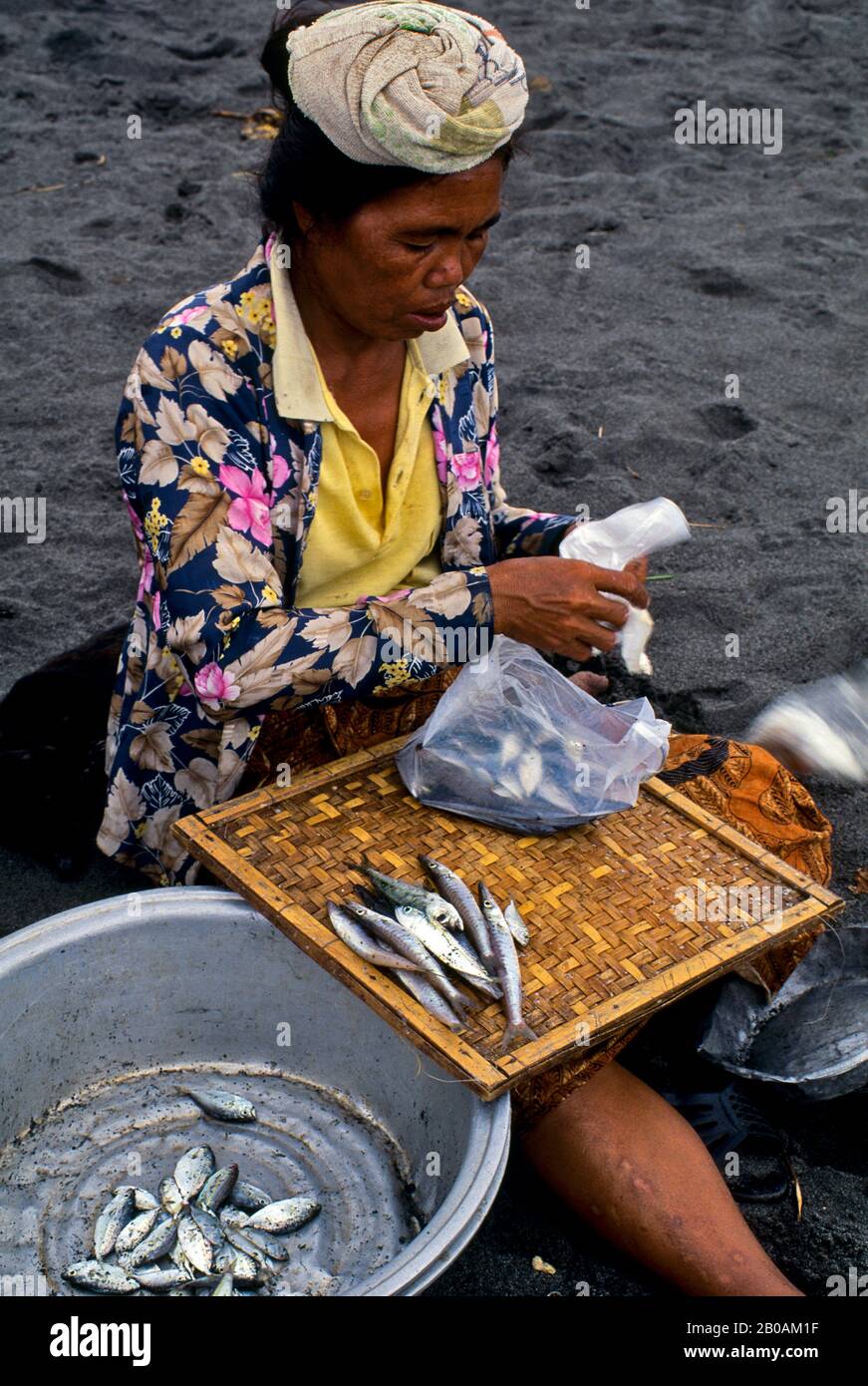 INDONESIA, BALI, LEBIH, BEACH, WOMAN SORTING FISH Stock Photo - Alamy
