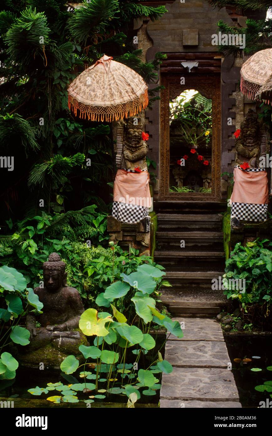 INDONESIA, BALI, UBUD, DECORATED ENTRANCE TO HOUSE Stock Photo - Alamy