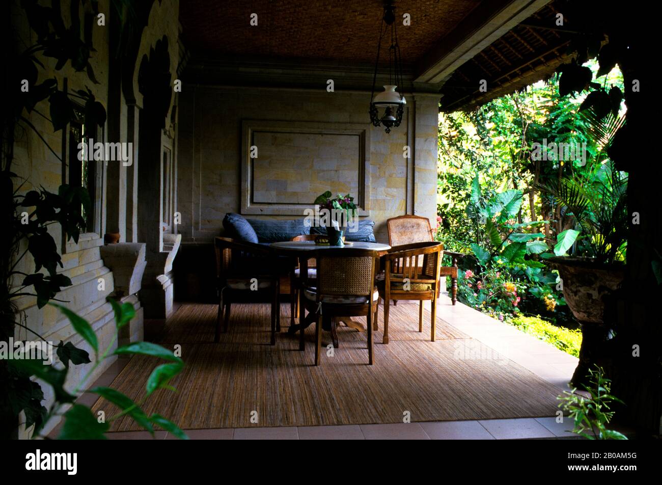 INDONESIA, BALI, UBUD, 'KEBUN INDAH' BUNGALOW, DOWNSTAIRS ROOM BY THE ...