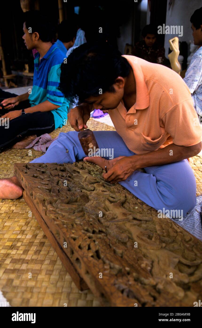 INDONESIA, BALI, UBUD-MAS, WOOD CARVER Stock Photo - Alamy