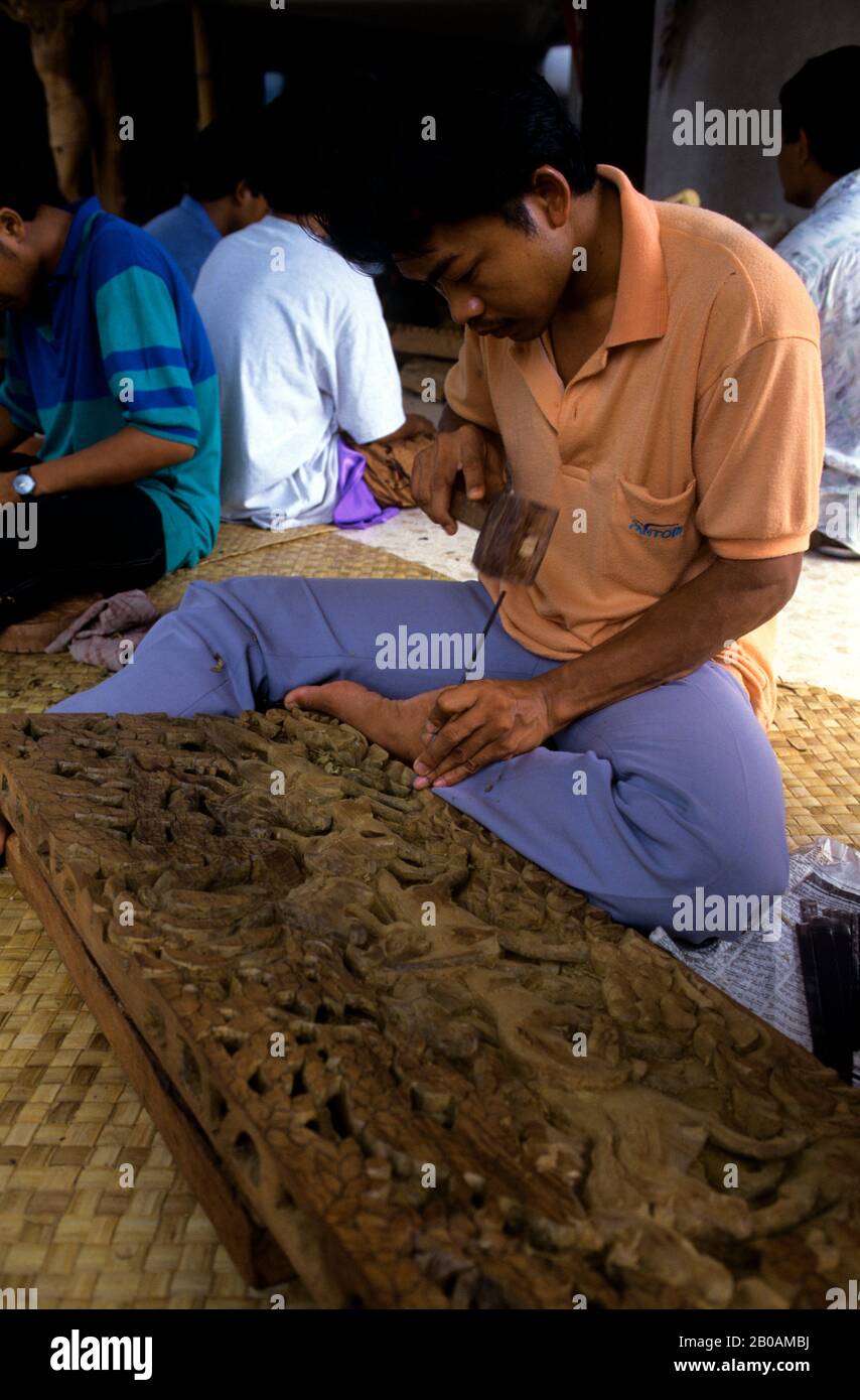 INDONESIA, BALI, UBUD-MAS, WOOD CARVER Stock Photo - Alamy