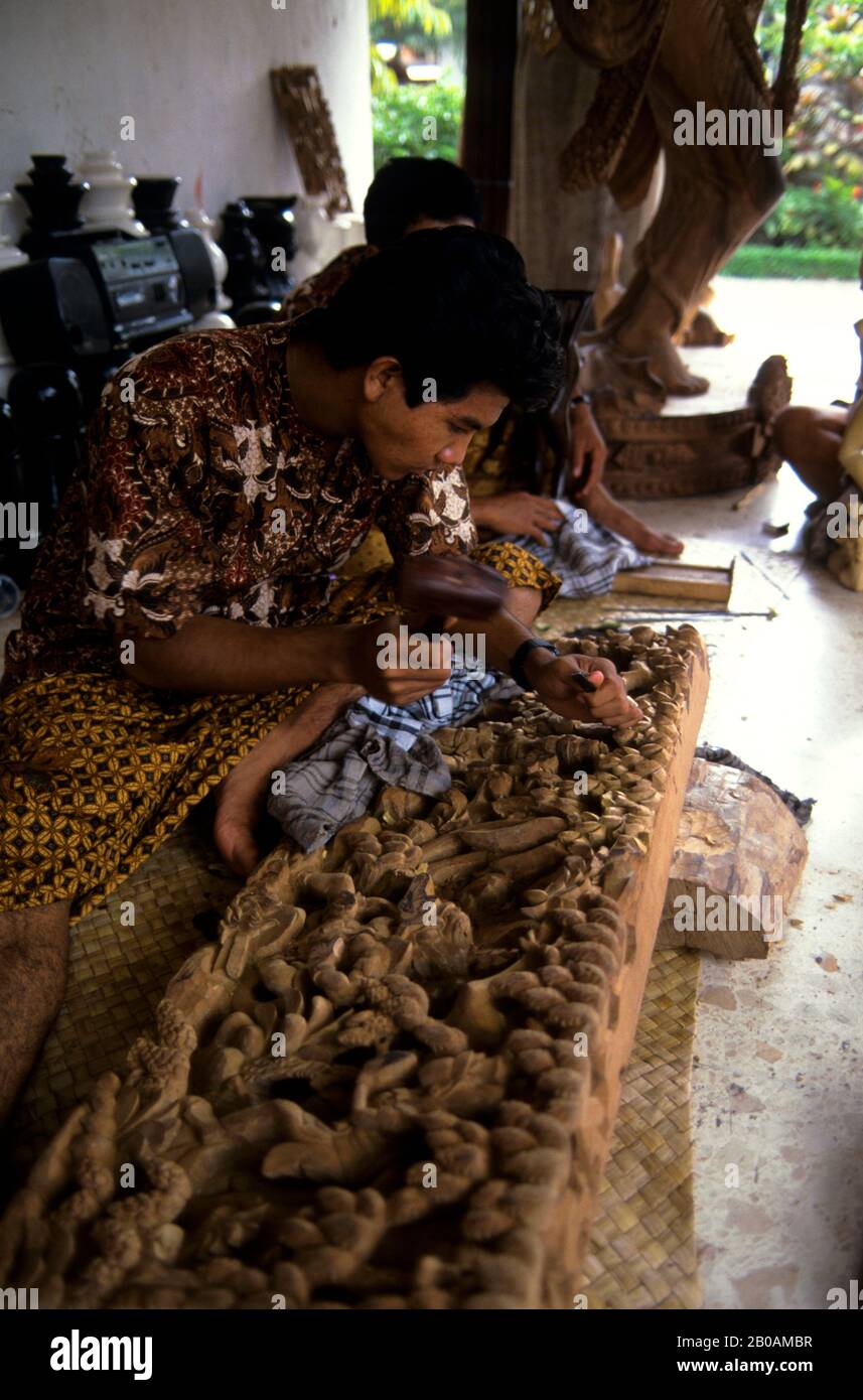 INDONESIA, BALI, UBUD-MAS, WOOD CARVER Stock Photo - Alamy