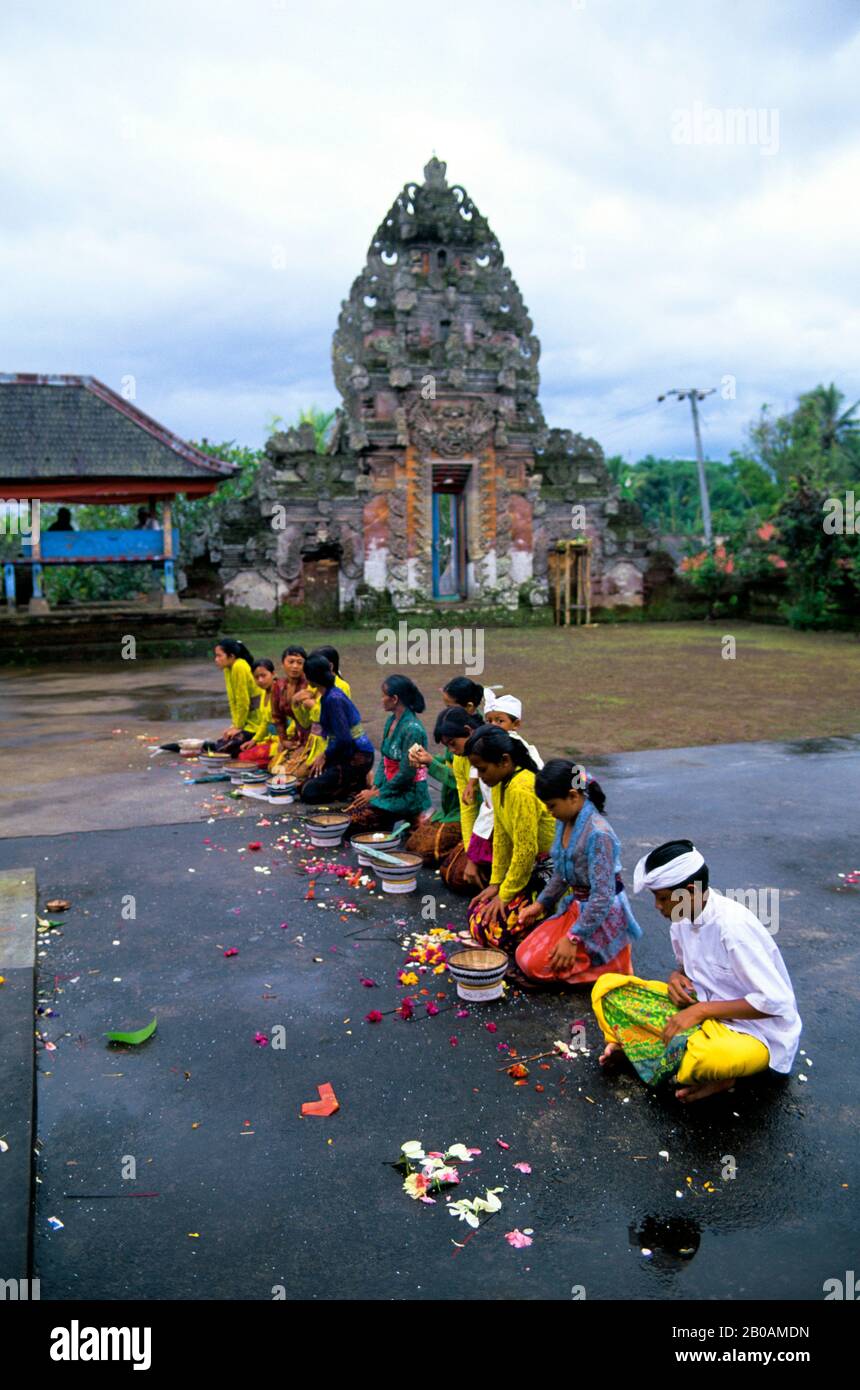 INDONESIA, BALI, SMALL TEMPLE, TEMPLE CEREMONY, PEOPLE PRAYING Stock ...