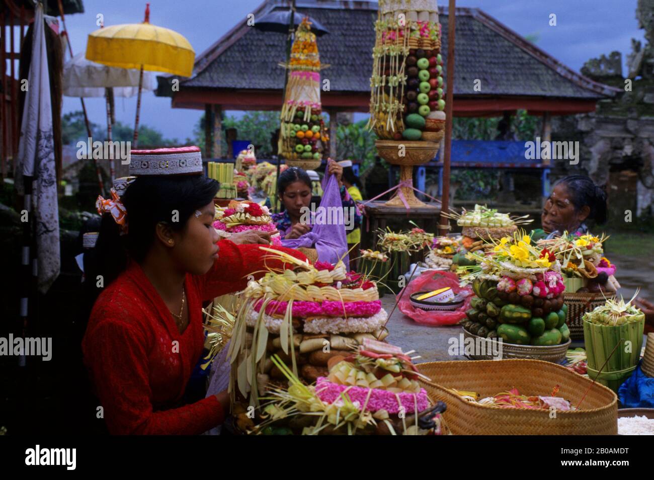 INDONESIA, BALI, SMALL TEMPLE, TEMPLE CEREMONY, WOMEN BRINGING OFFERING ...
