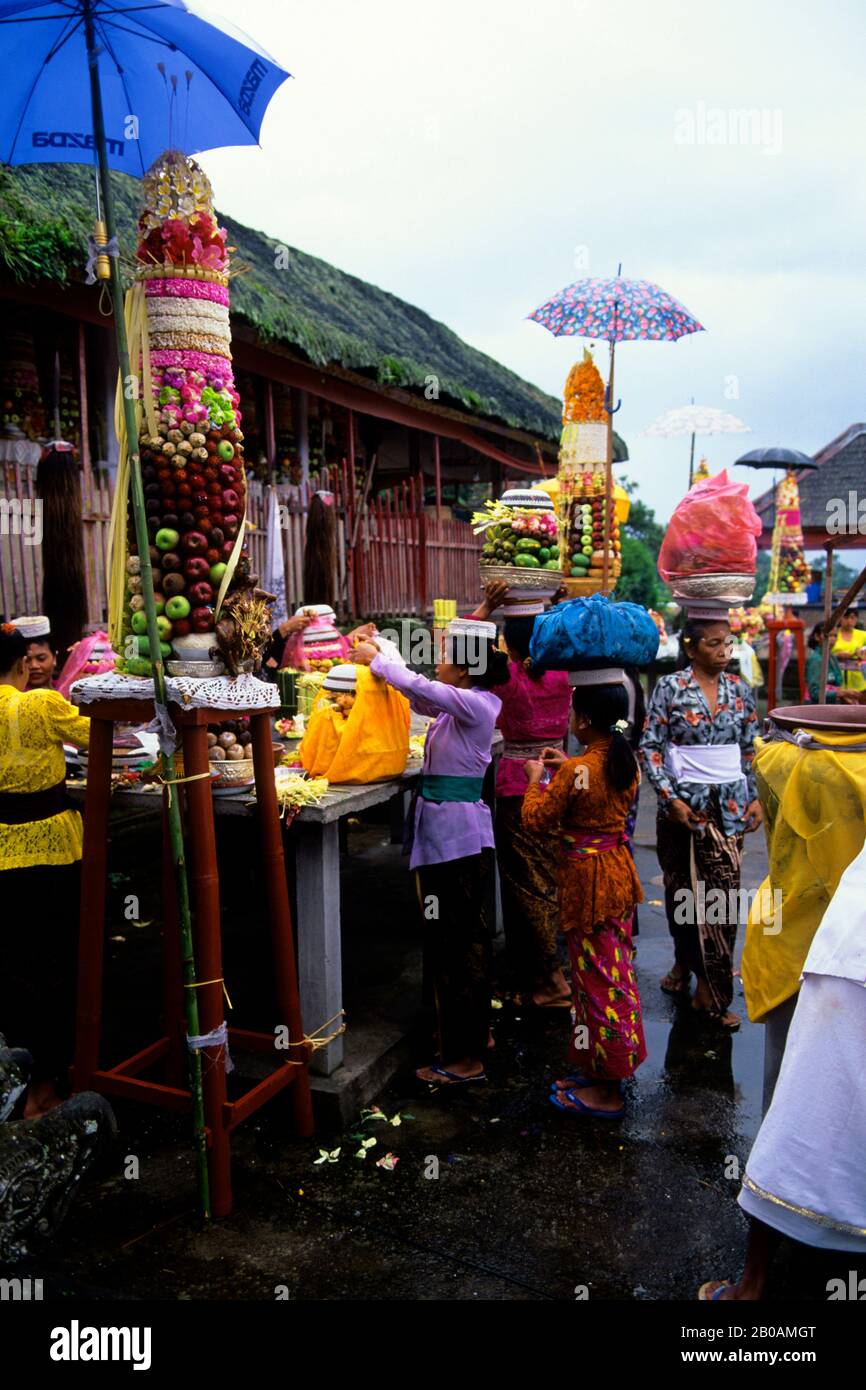 INDONESIA, BALI, SMALL TEMPLE, TEMPLE CEREMONY, WOMEN BRINGING OFFERING ...