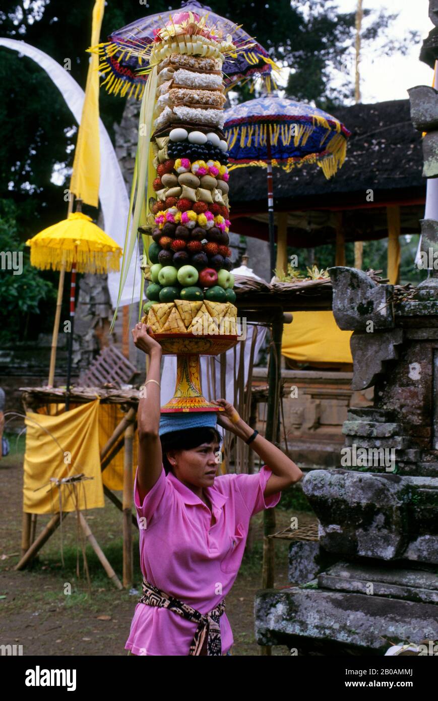 INDONESIA, BALI, SMALL TEMPLE, CEREMONY, WOMAN BRINGING OFFERING Stock ...