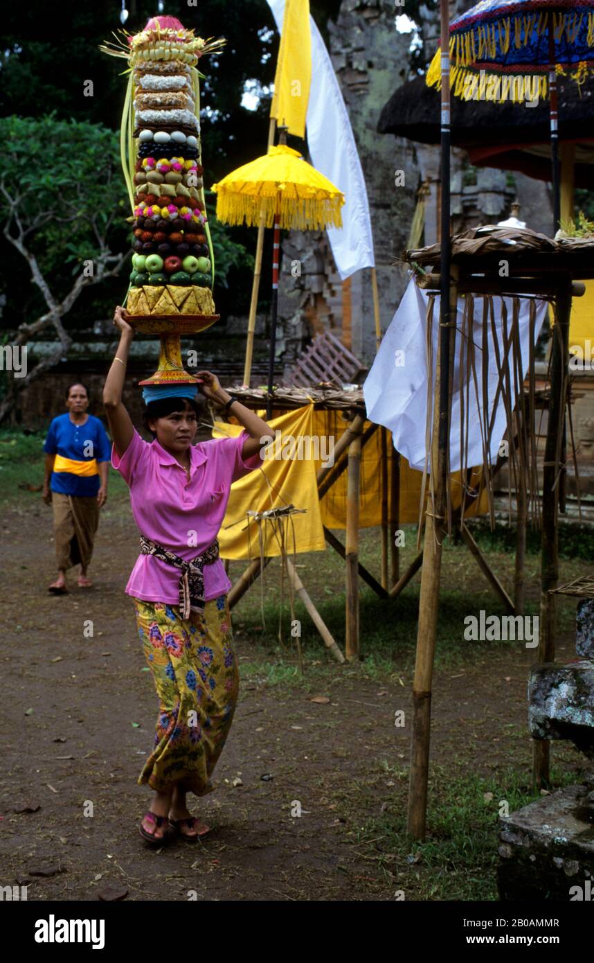 INDONESIA, BALI, SMALL TEMPLE, CEREMONY, WOMAN BRINGING OFFERING Stock ...