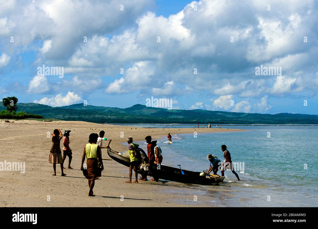 INDONESIA, SAWU (SEBA) ISLAND FISHERMEN COMING ASHORE Stock Photo - Alamy